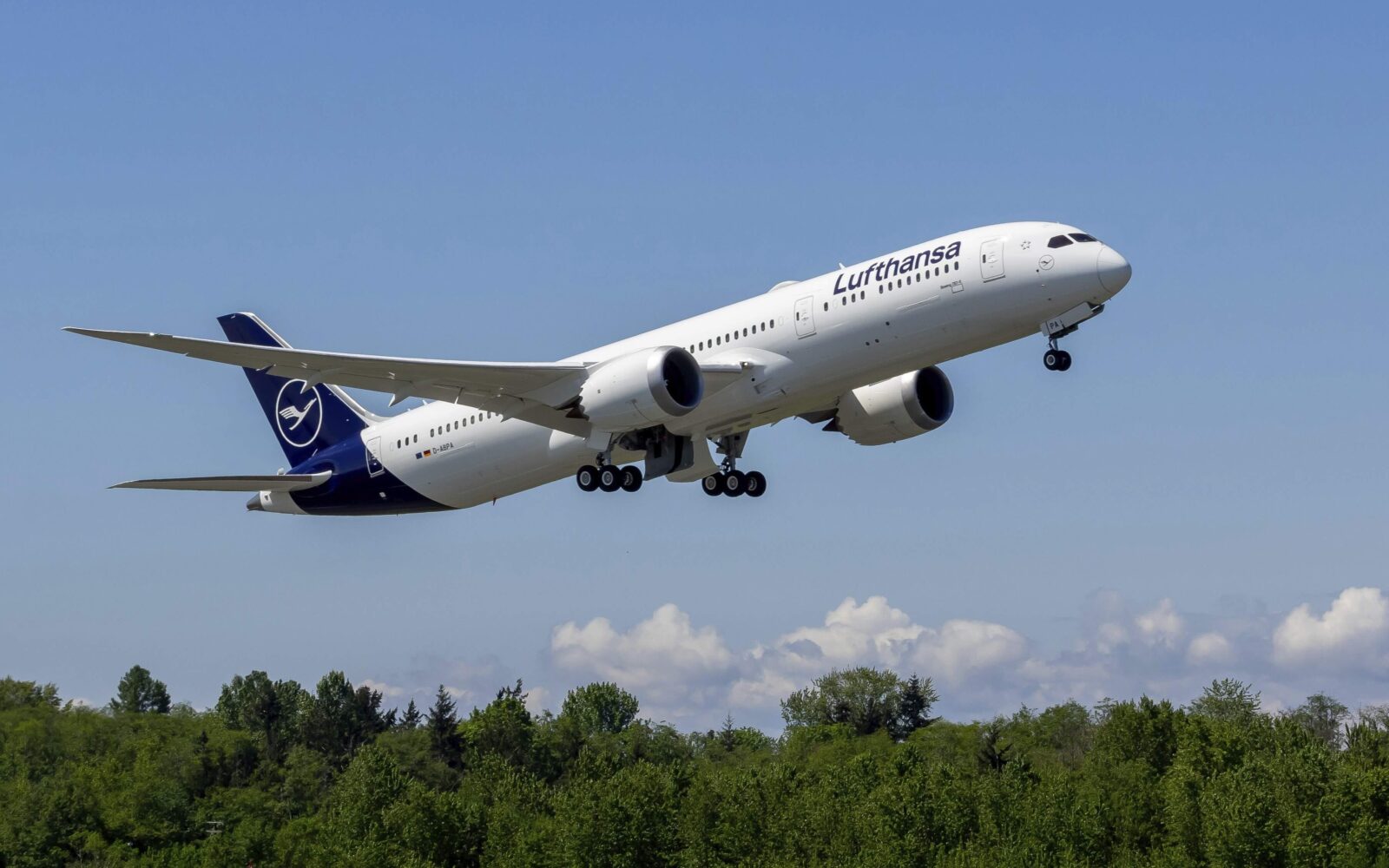 Lufthansa’s first Boeing 787 Dreamliner to finally arrive in Frankfurt - AeroTime
