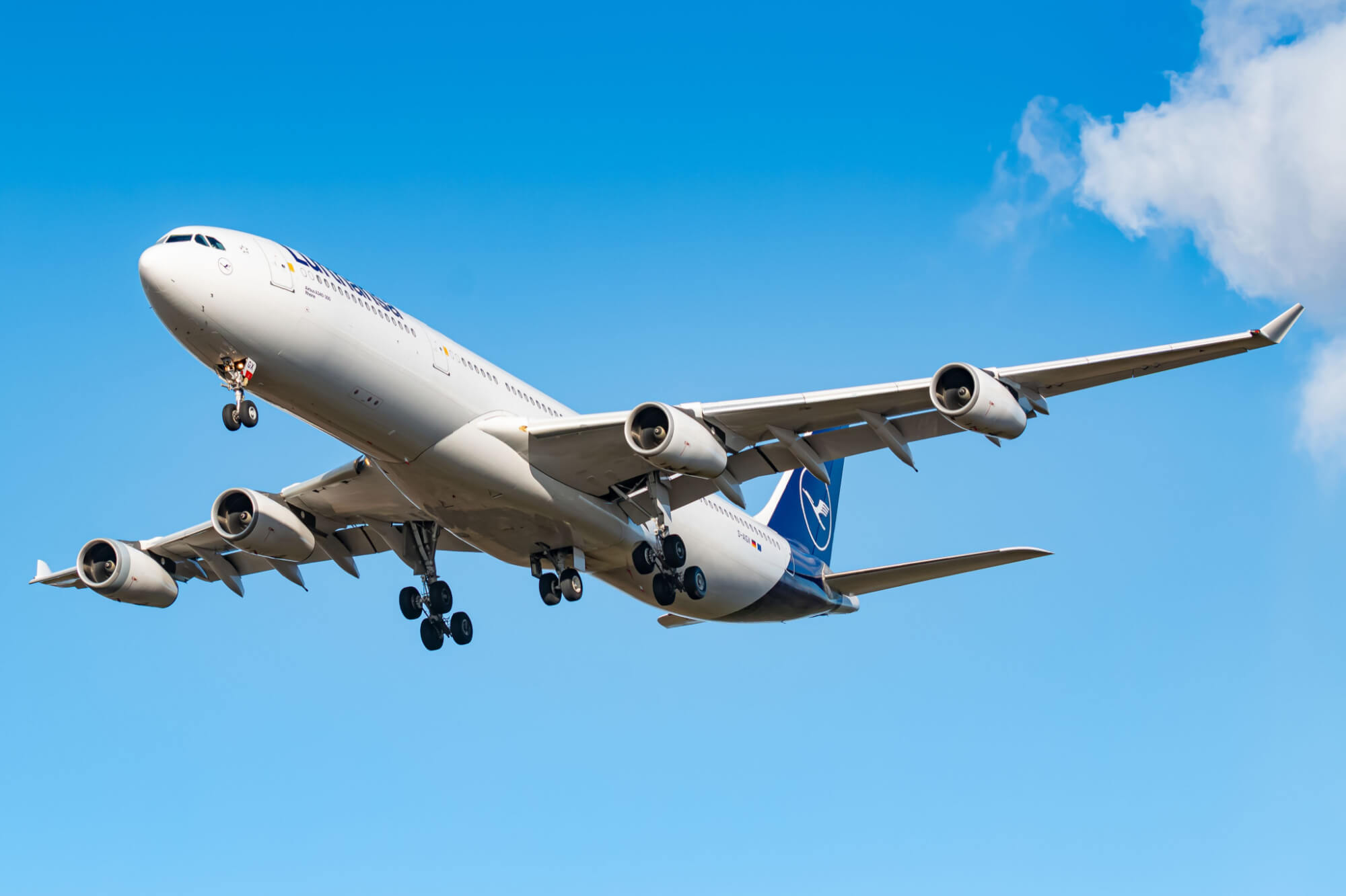 Frankfurt ground crew discover body in Lufthansa A340 landing gear ...