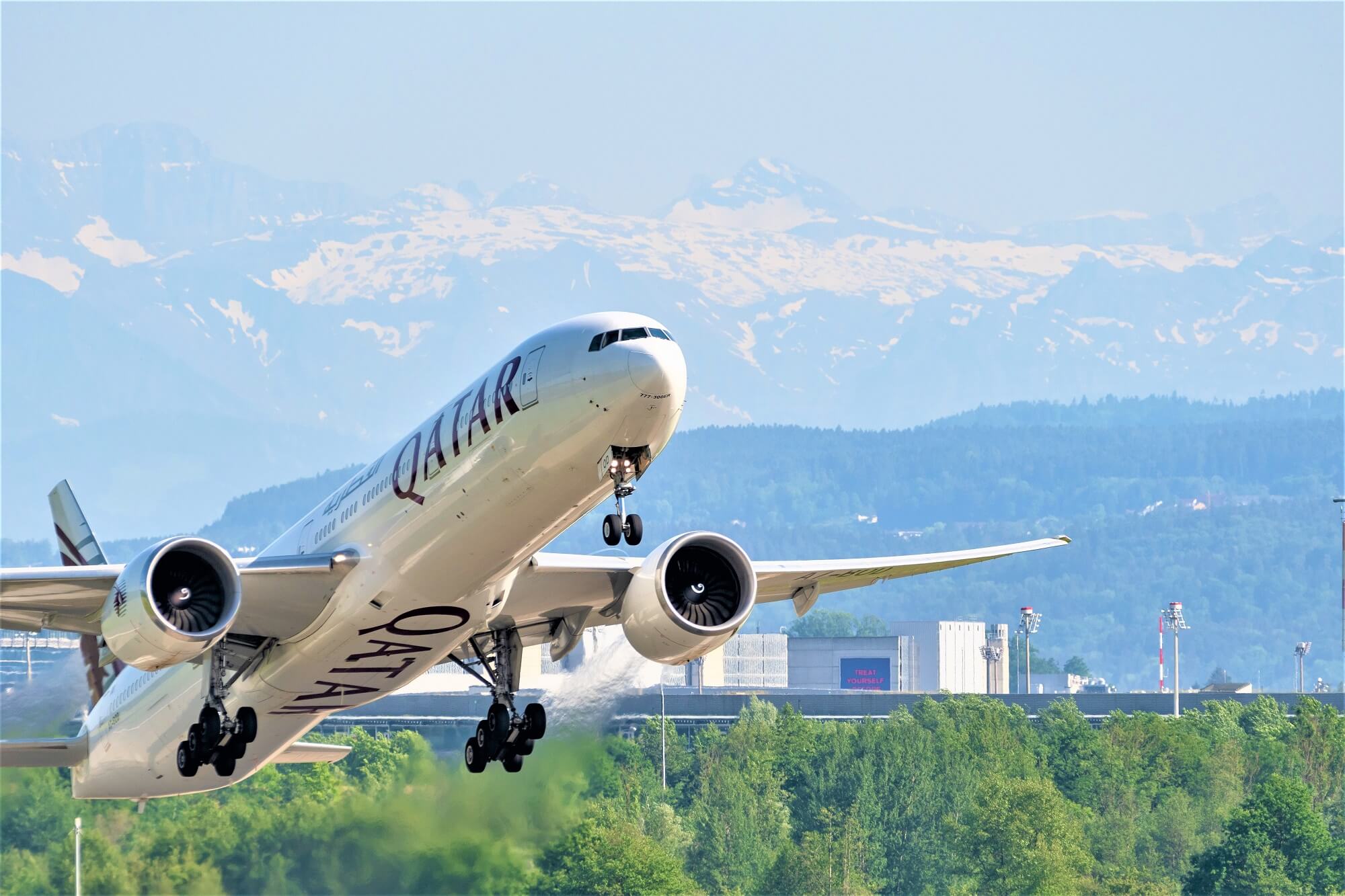 Qatar Airways 777 avoids collision with hot air balloon landing in São ...