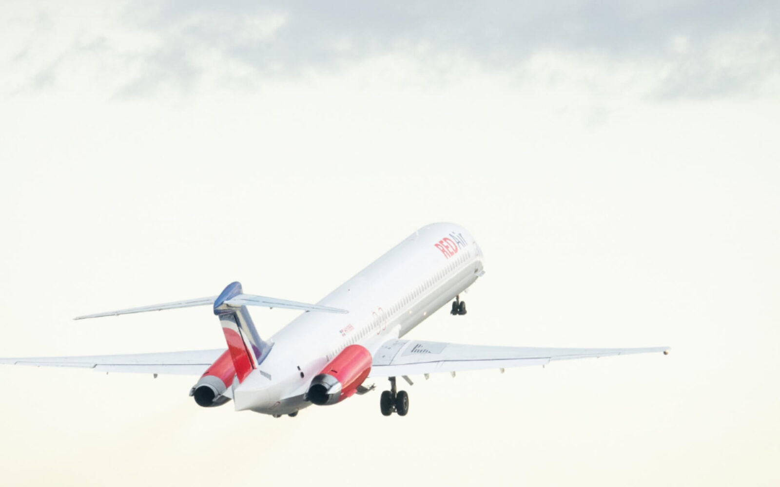 MD-82 catches fire after crash landing in Miami - AeroTime
