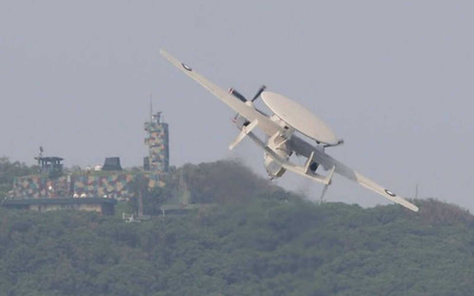 E-2 Hawkeye early warning aircraft overruns runway in Taiwan - AeroTime