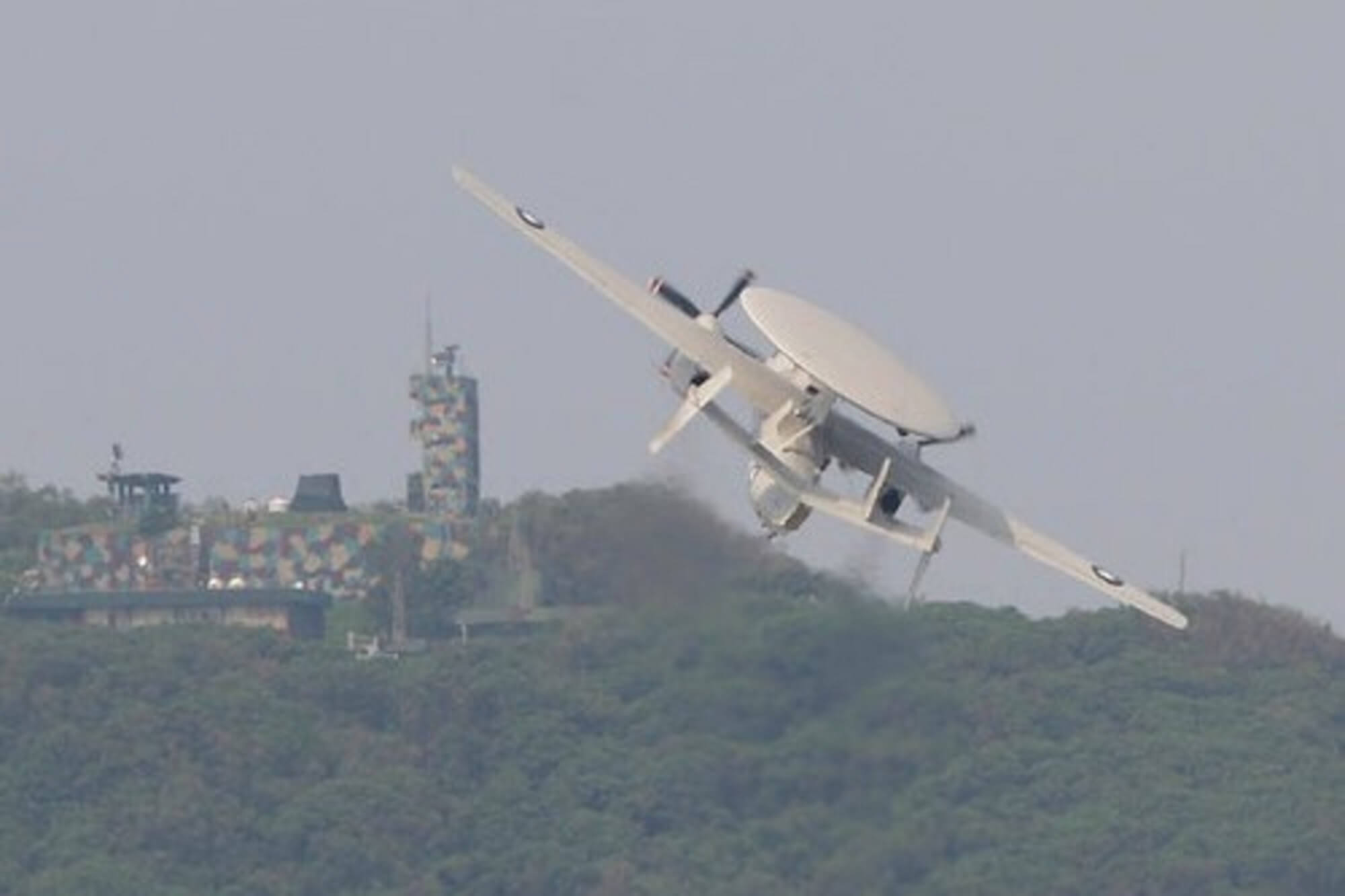 E-2 Hawkeye early warning aircraft overruns runway in Taiwan - AeroTime