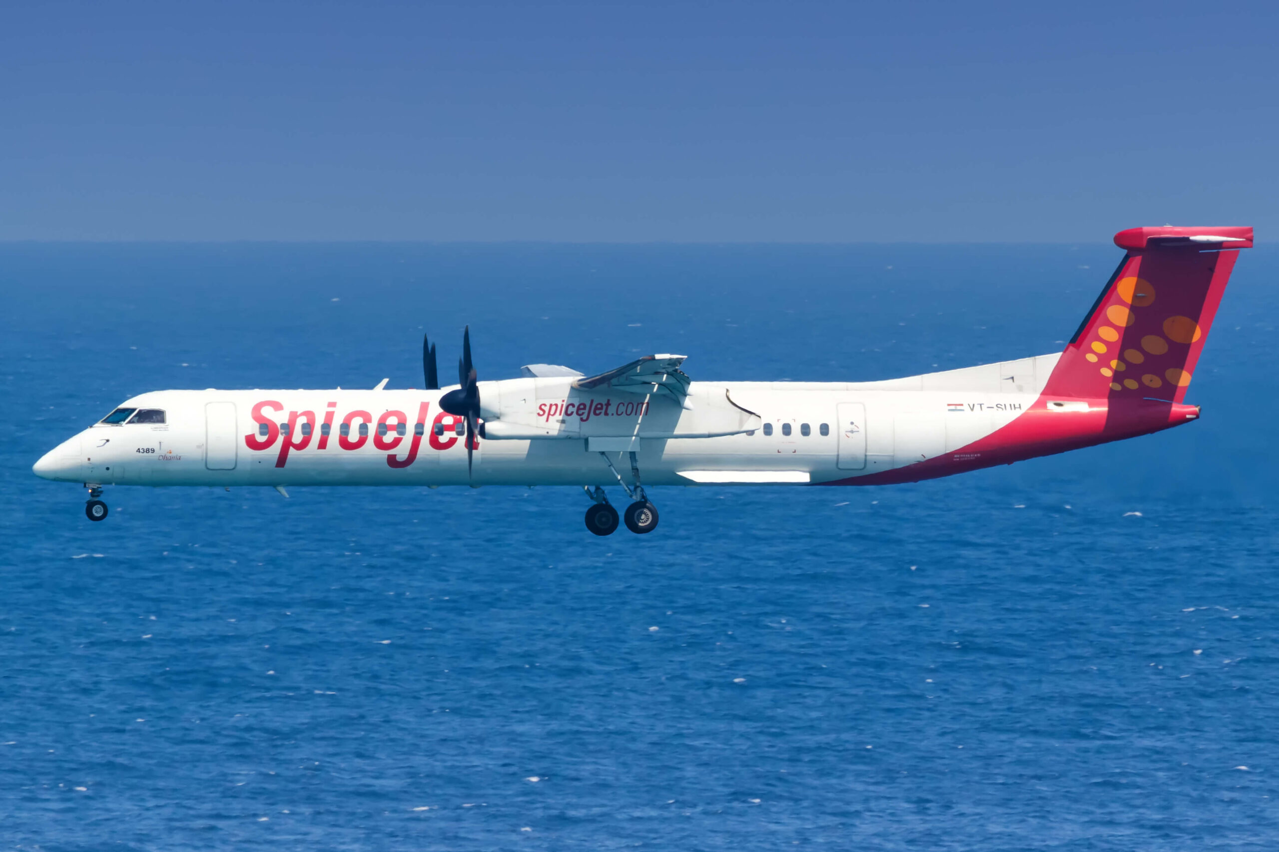 SpiceJet pilots suspended after landing turboprop on wrong runway ...