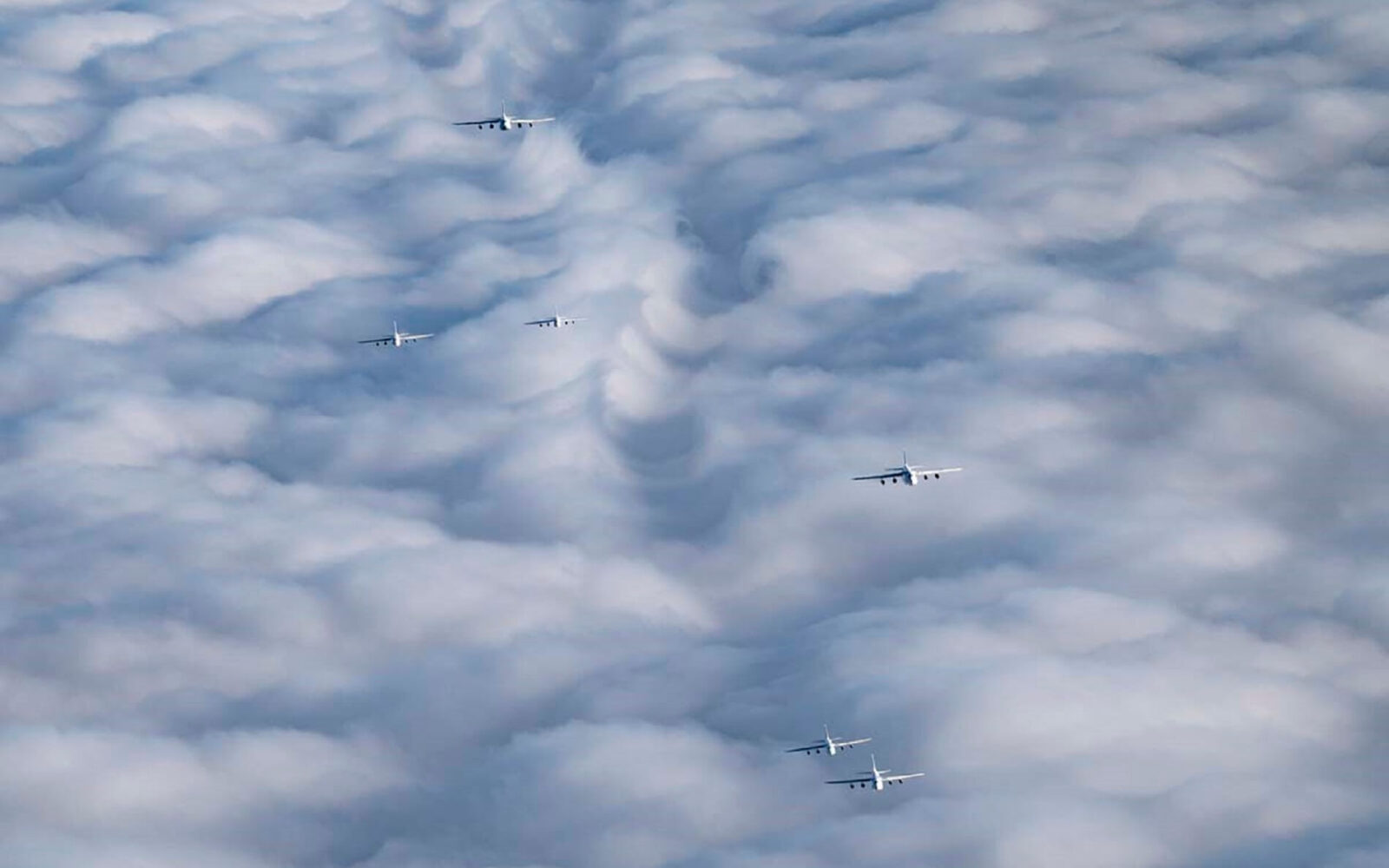 Russia carries out largest Antonov An-124 formation flight ever - AeroTime