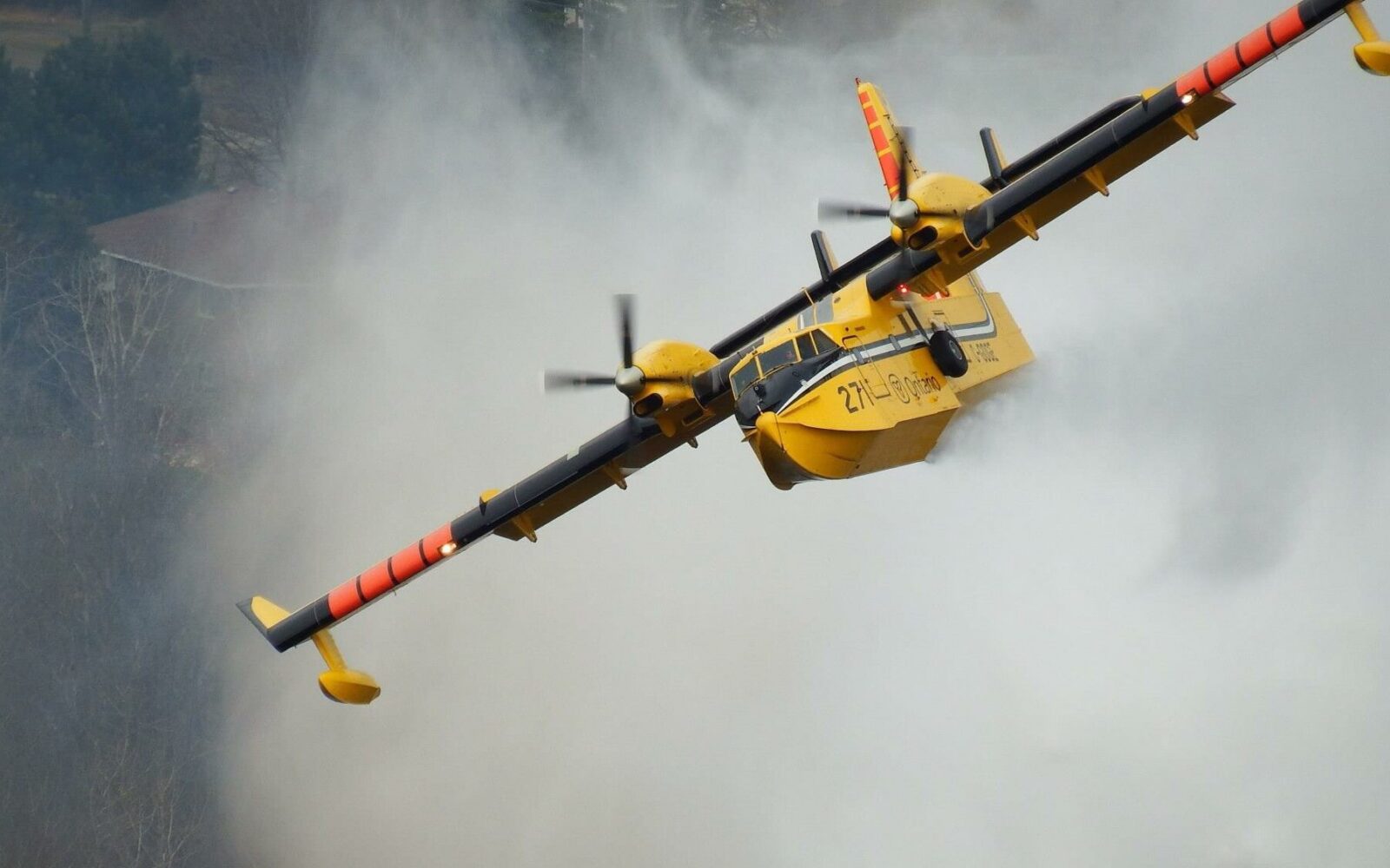 Flying through fire and bias as a female water bomber pilot - AeroTime
