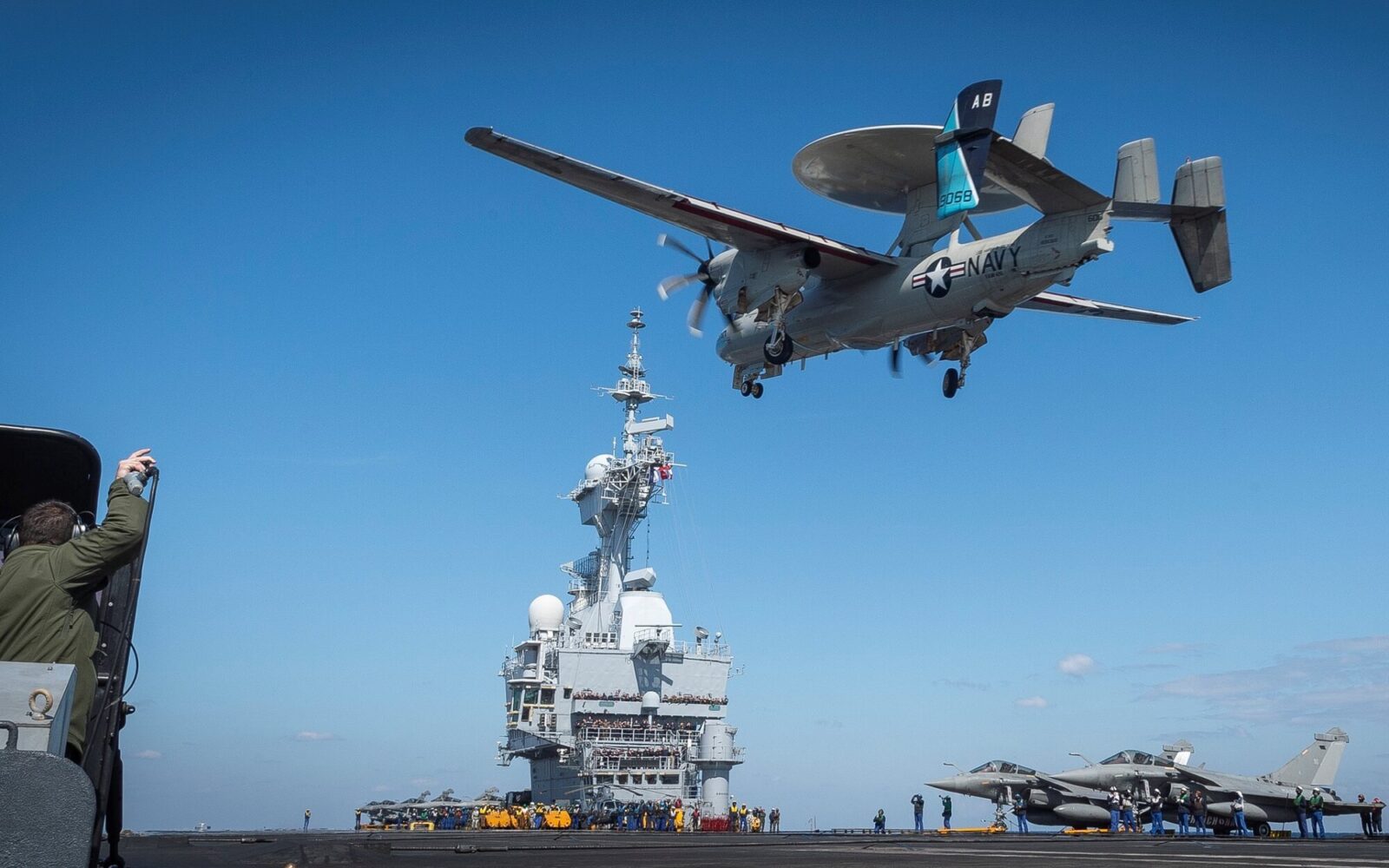 US Navy E-2D Advanced Hawkeye completes first landing on French ...