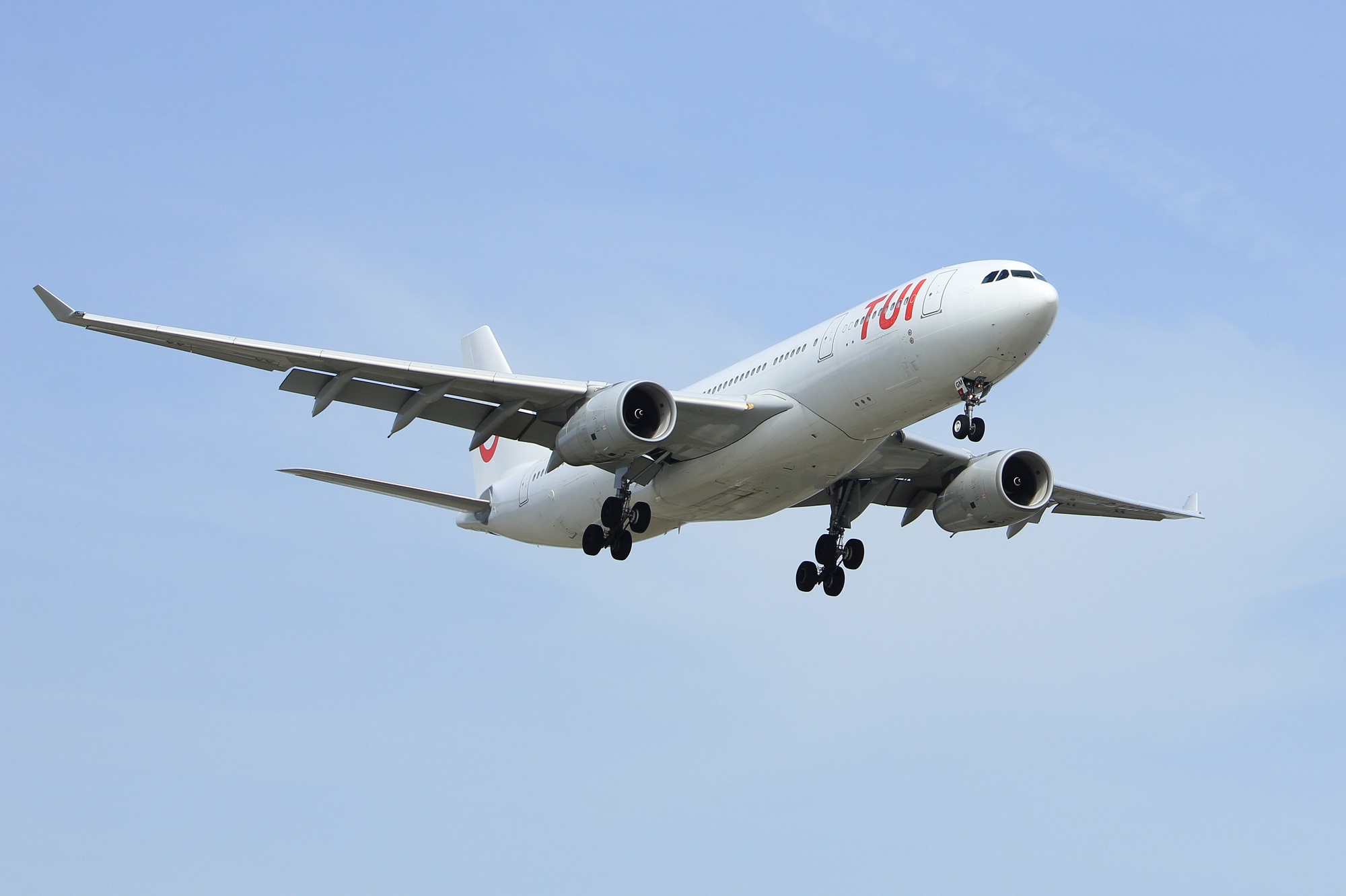 TUI aircraft catches fire after landing at Manchester airport - AeroTime