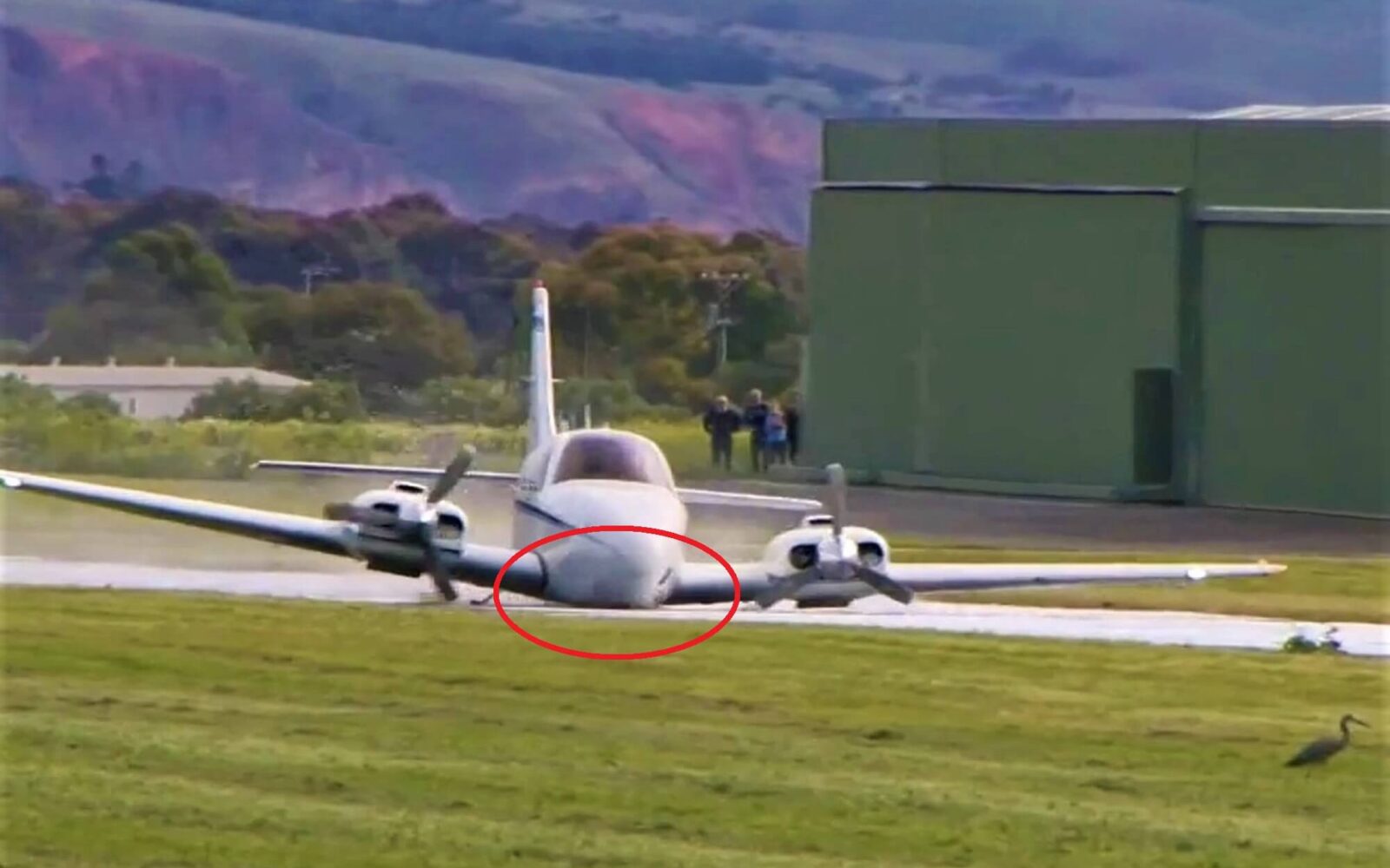Emergency: Video captures Beech E55 performing belly landing in ...