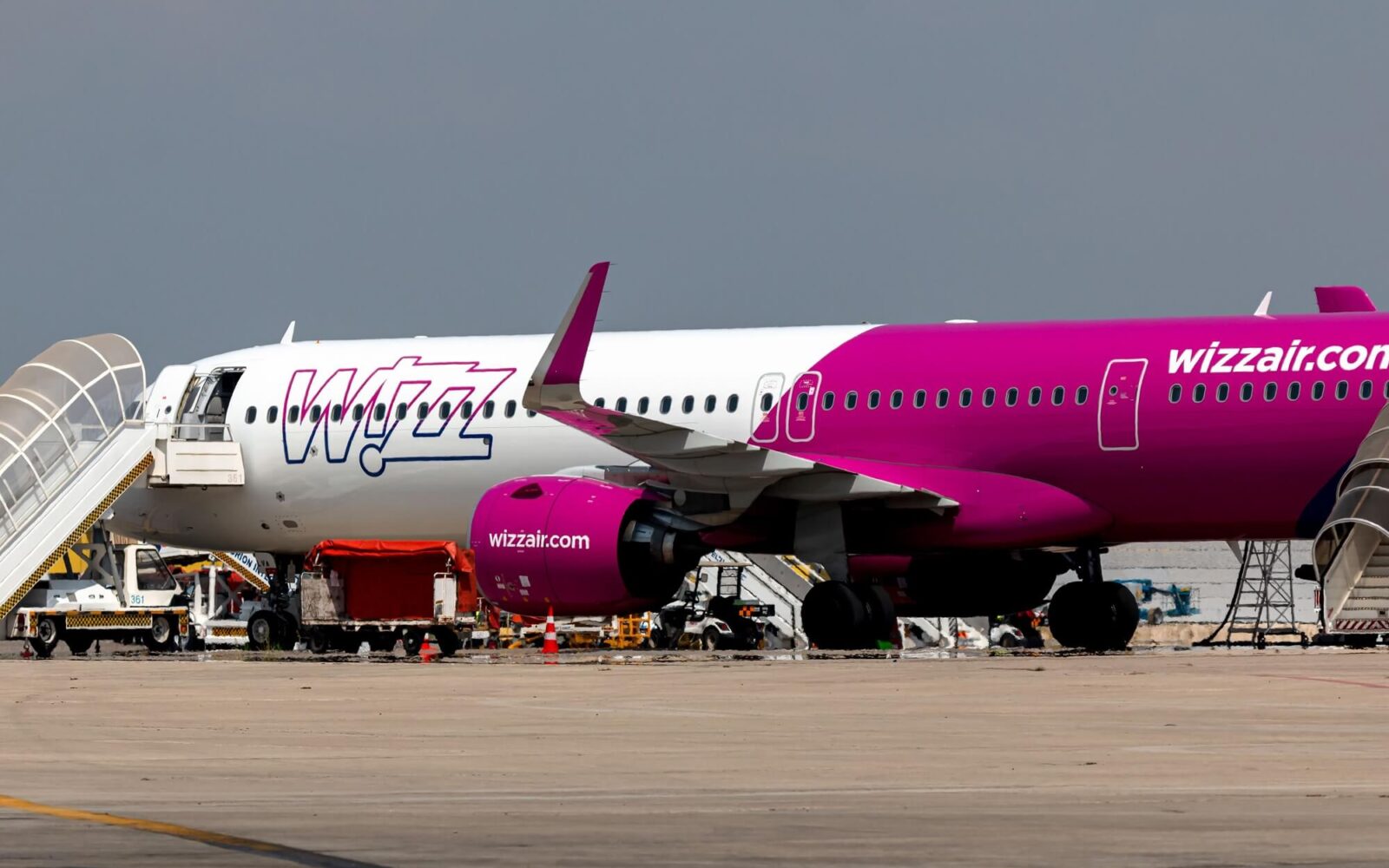 Wizz Air A321neo performs incredibly low landing in Greece: video ...